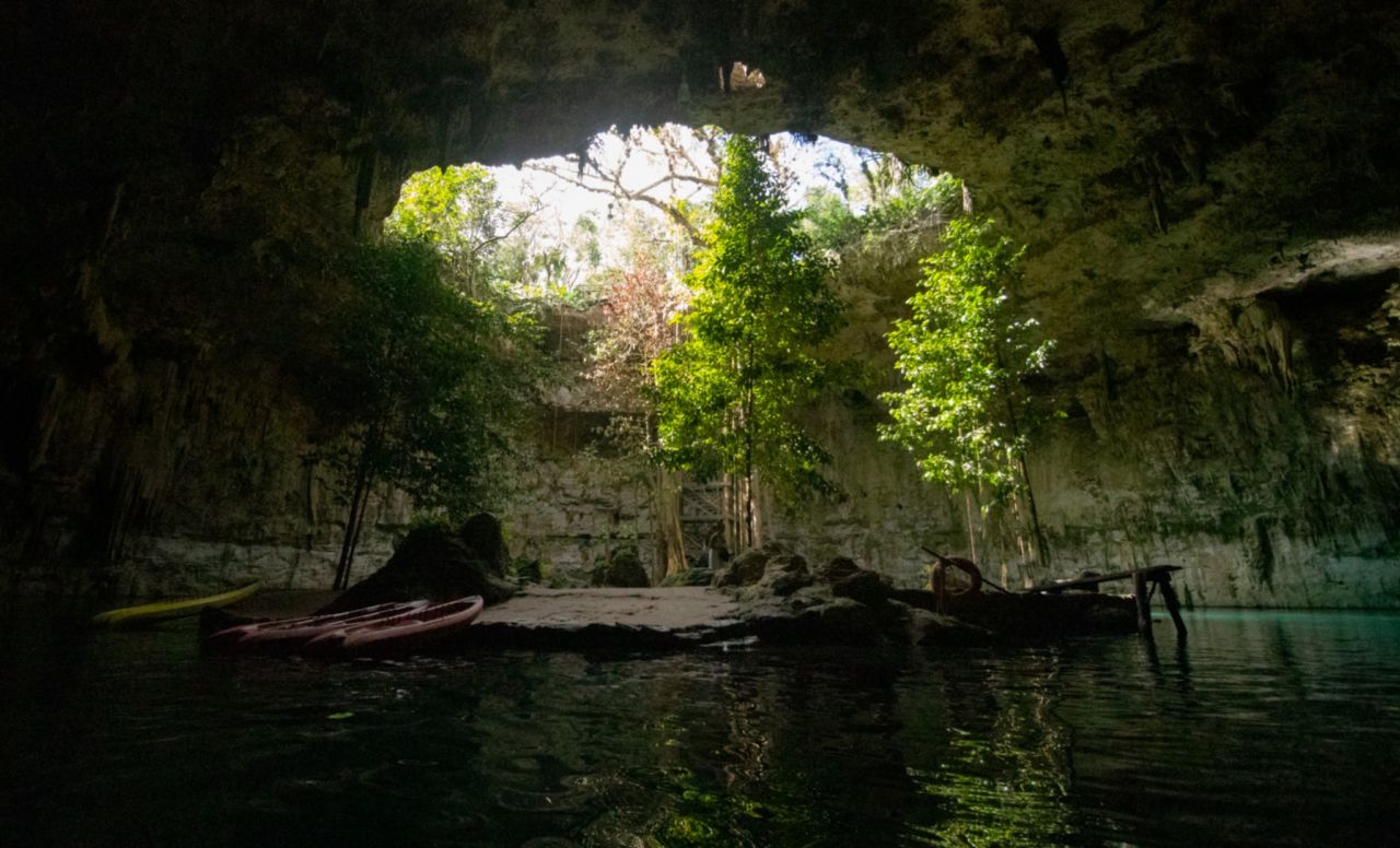 Este cenote alberga una isla en su interior y es uno de los sitios más ...