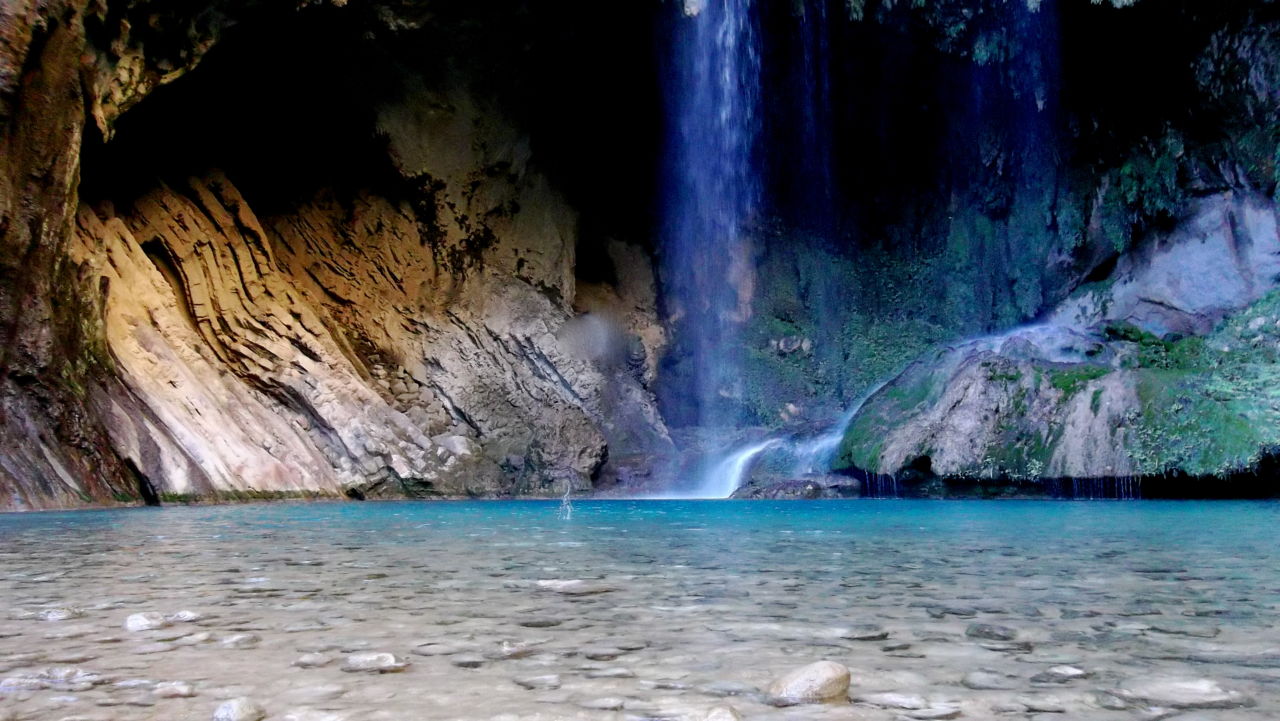 Esta cascada rodeada de toboganes naturales es un precioso secreto al ...