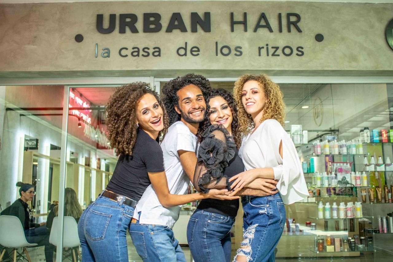 4 salones de belleza en la CDMX especializados en pelo chino