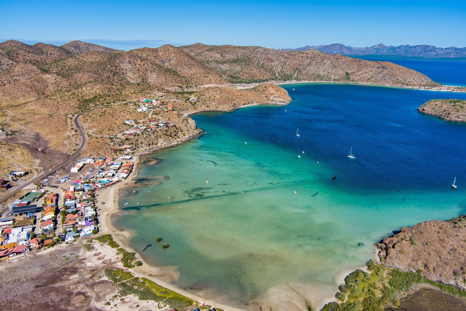 Imposible no hablar del mini pueblito con una playa que parece alberca ...