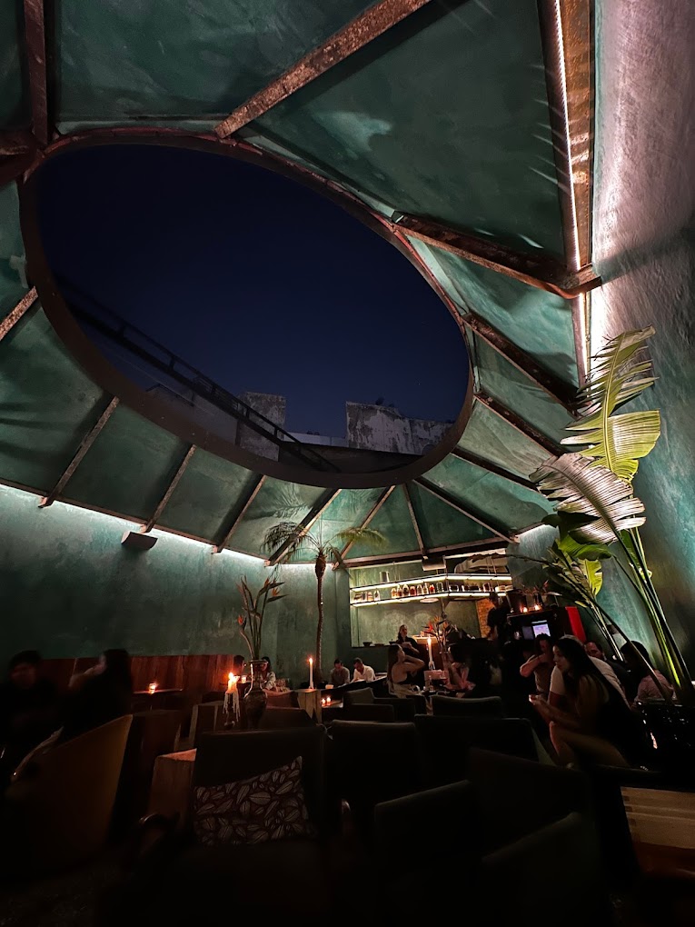 Este bar en la Roma tiene un hoyo en el techo (y es a propósito para ...