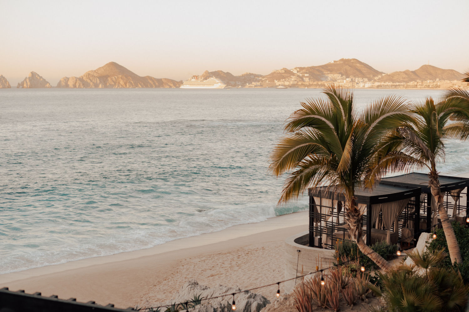 The Cape: surf, música y bienestar frente al Arco de Cabo San Lucas