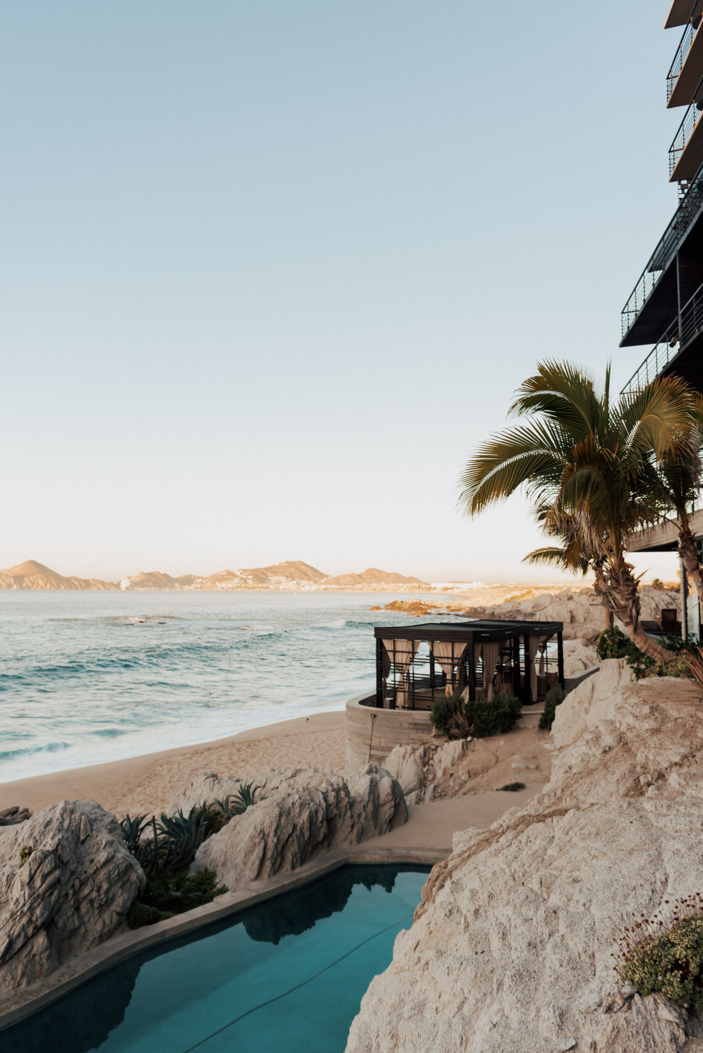 The Cape: surf, música y bienestar frente al Arco de Cabo San Lucas