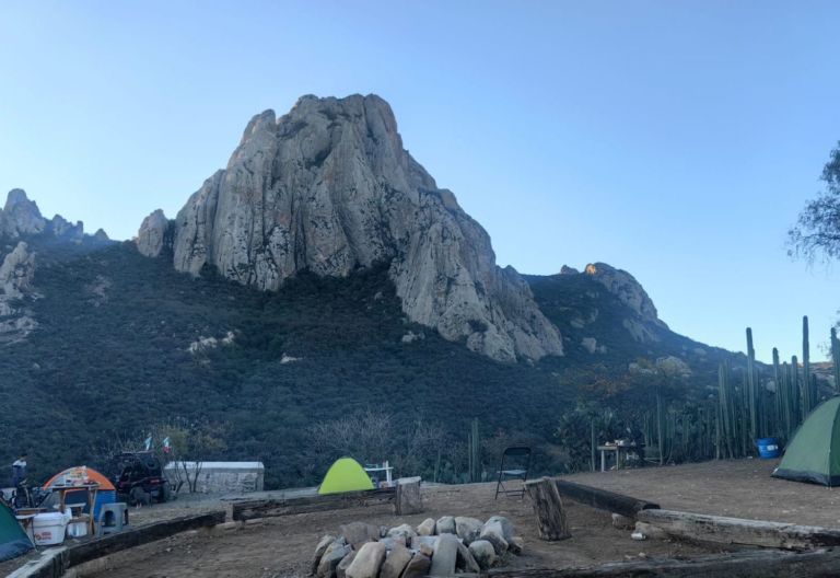 Conoce la 'otra cara' de la Peña de Bernal en esta zona de camping por ...