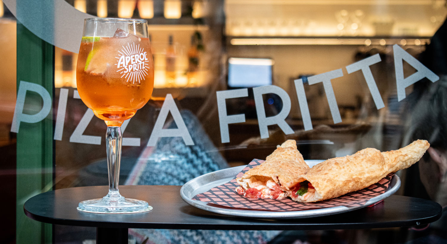 La pizza frita es un placer de otro nivel, y puedes probarla en este ...