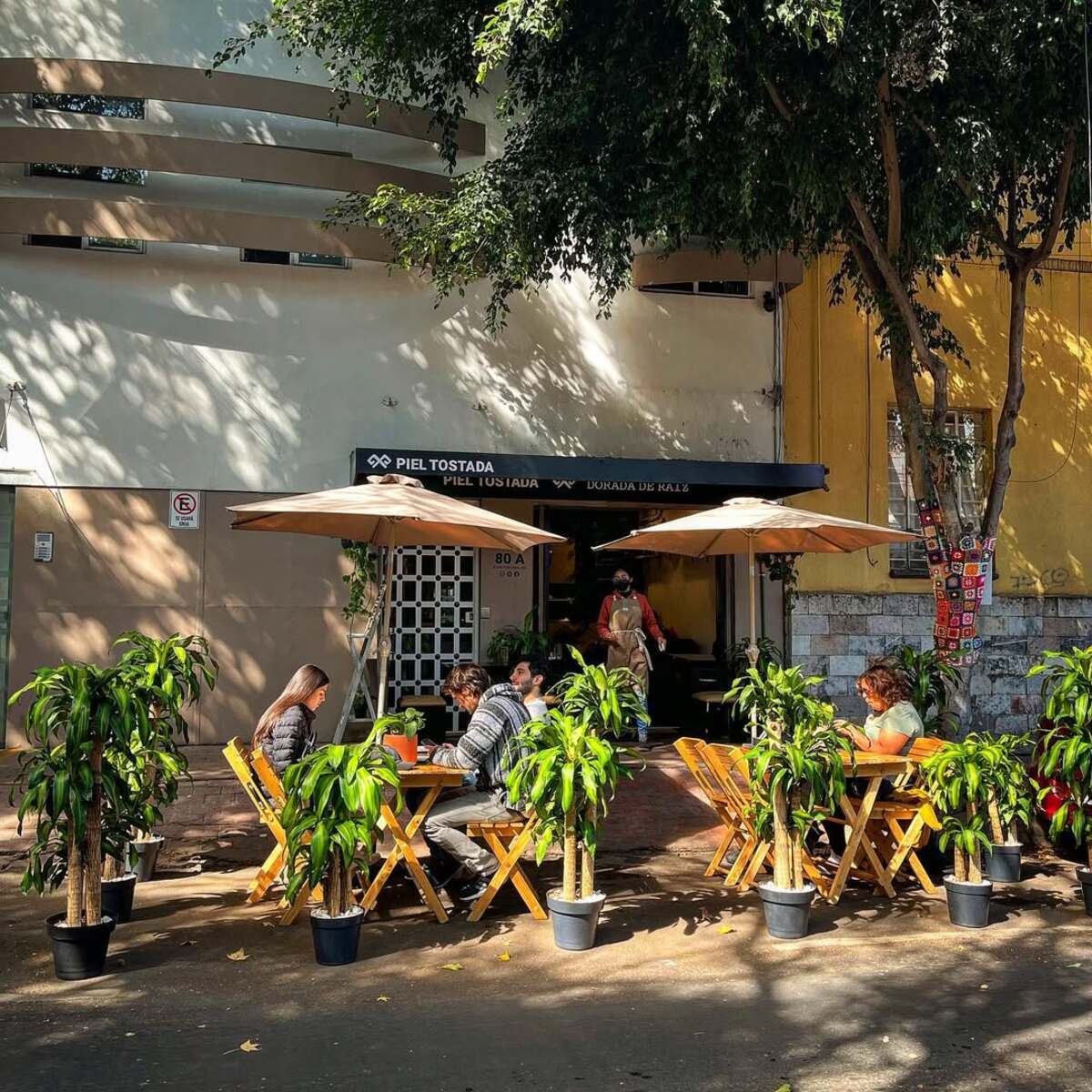 Chilaquiles con chicharrón en este restaurantes para desayunar barato y ...