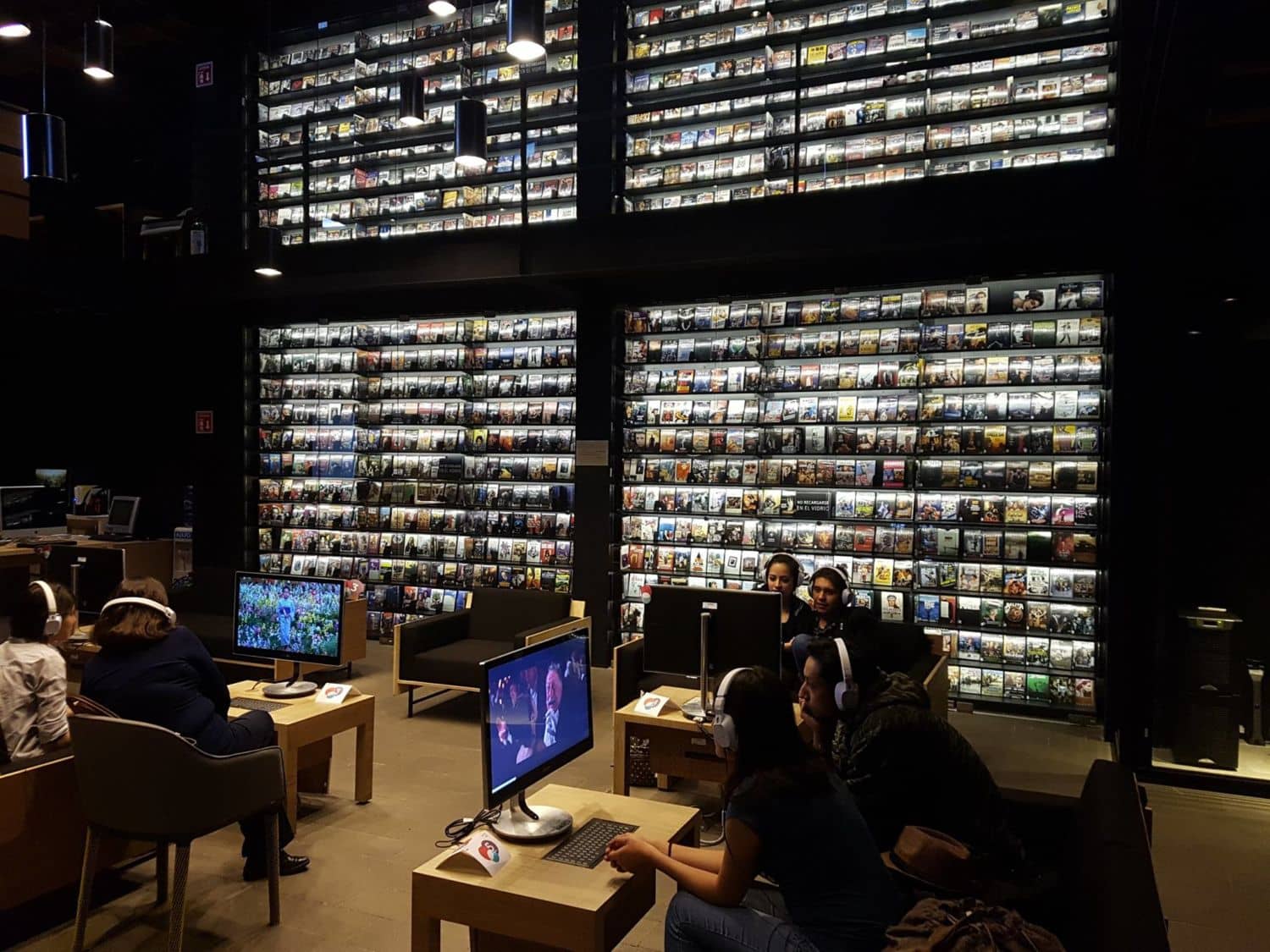 Se te olvida que en la Cineteca hay una videoteca con cabinas privadas para ver películas